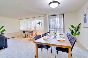 Apartamento conforto, 2 quartos, sacada, vista para a cidade | Opções para refeição no quarto