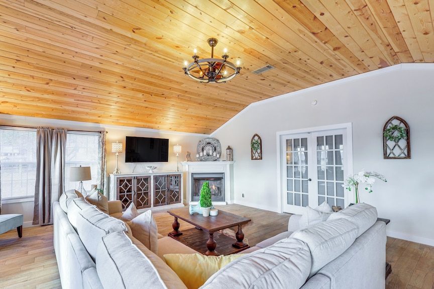 Lake Sinclair: Since Day 1 Family Lake House - Milledgeville, GA