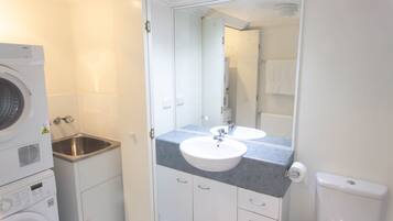 Apartamento, sacada, vista para a cidade | Banheiro | Produtos de toalete grátis, toalhas de banho, sabonete, shampoo