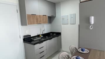 Apartamento | Cozinha privada | Um frigorífico, um micro-ondas, uma placa de cozinha, liquidificador