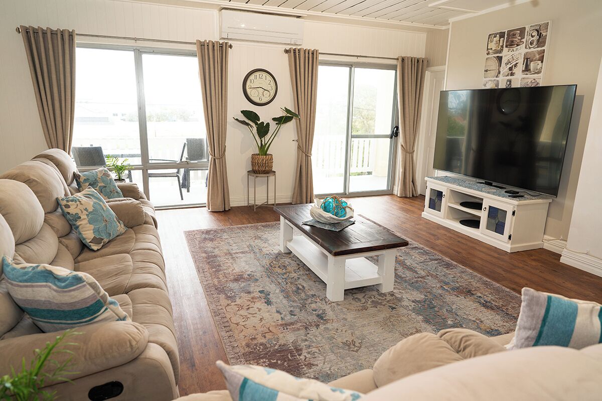 Beachfront Apartment With Pool & Ocean Views, 4 Mins Walk To Beach. Sleeps 7 - Mindarie