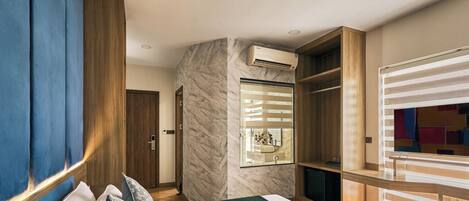 Quarto Duplo de Luxo, banheira de hidromassagem grande, Vista para a cidade | Lençóis de algodão egípcio, roupa de alta qualidade, edredões de penas