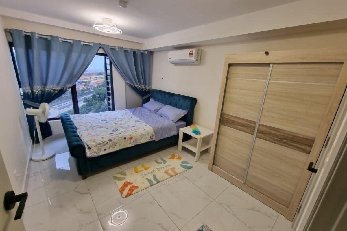 Quarto com cama, mesa de cabeceira, janela com cortinas, ar condicionado e guarda-roupa.