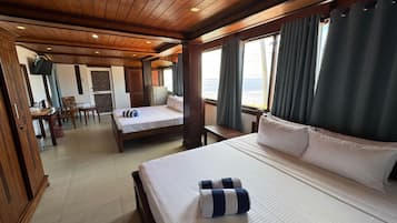 Suíte luxo, 2 camas de casal, vista para o mar | Cofres nos quartos, individualmente mobiliados, escrivaninha