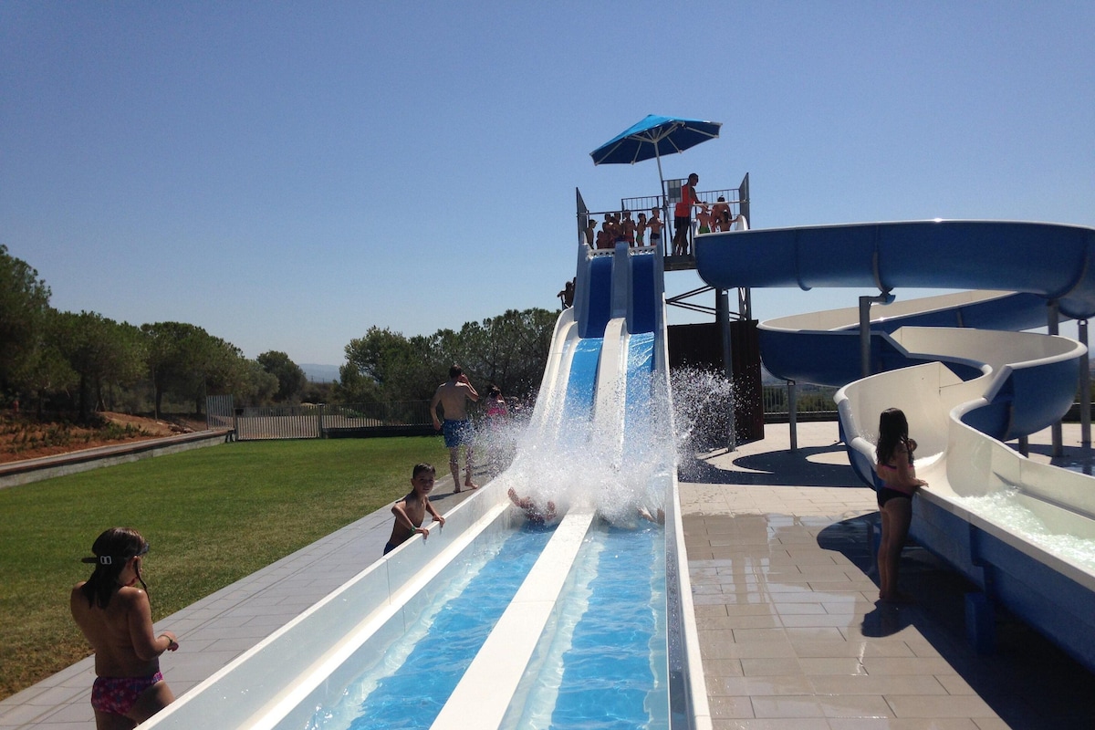 Um parque aquático com vários toboáguas e uma área de piscina.