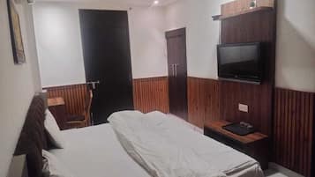 Quarto luxo, vista para a cidade | Escrivaninha, espaço de trabalho para notebook, cortinas blackout