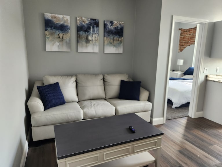 Modern Apartment In Iola Located On The Square Blue - Iola, KS