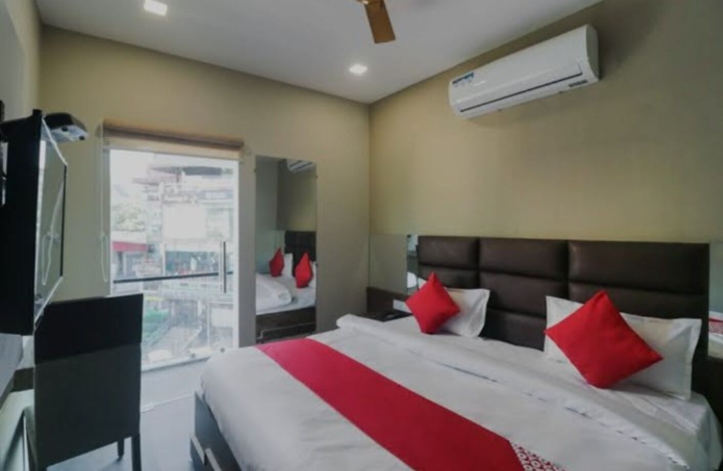 The Clock Tower Rooms & Cafe - Rishikesh