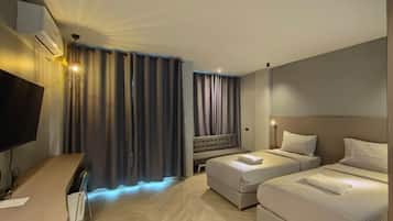 Deluxe Twin Room with Pool Access | Escrivaninha, espaço de trabalho para notebook, quartos à prova de som