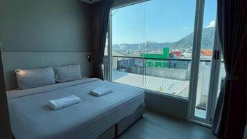 Superior Double or Twin with Balcony | Escrivaninha, espaço de trabalho para notebook, quartos à prova de som