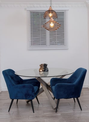 Quarto de Luxo, vista para o pátio | Refeições no quarto