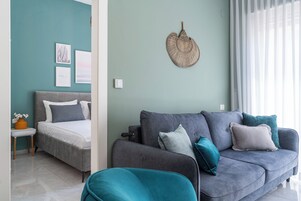 Apartamento, varanda, vista para a praia | 2 quartos, ferros/tábuas de passar roupa, Wi-Fi de cortesia