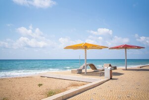 Apartamento, pátio, vista para a praia | Vista para a praia ou o mar