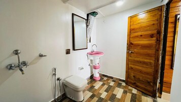 Chuveiro, toalhas de banho, sabonete, shampoo