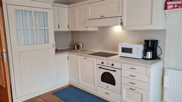 Apartamento | Cozinha privada | Um frigorífico, um forno, uma máquina de lavar louça