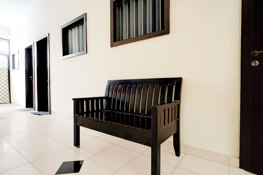 Oyo 94421 Soetomo Guest House - Tegal