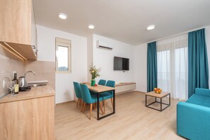 Apartamento, vista para o mar | Sala de estar | TV de ecrã plano 
