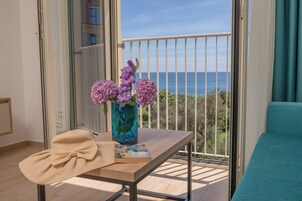 Apartamento, vista para o mar | Sala de estar | TV de ecrã plano 