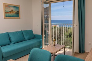 Apartamento, vista para o mar | Sala de estar | TV de ecrã plano 