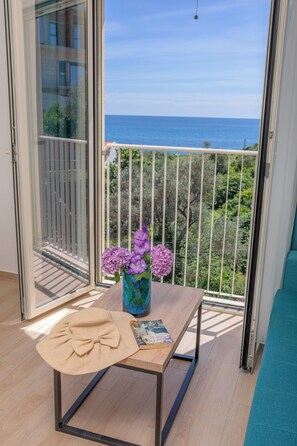 Apartamento, vista para o mar | Sala de estar | TV de ecrã plano 