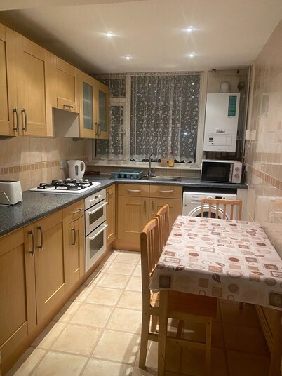 Charming 4-bedroom Apartment in East London - Perfect City Getaway