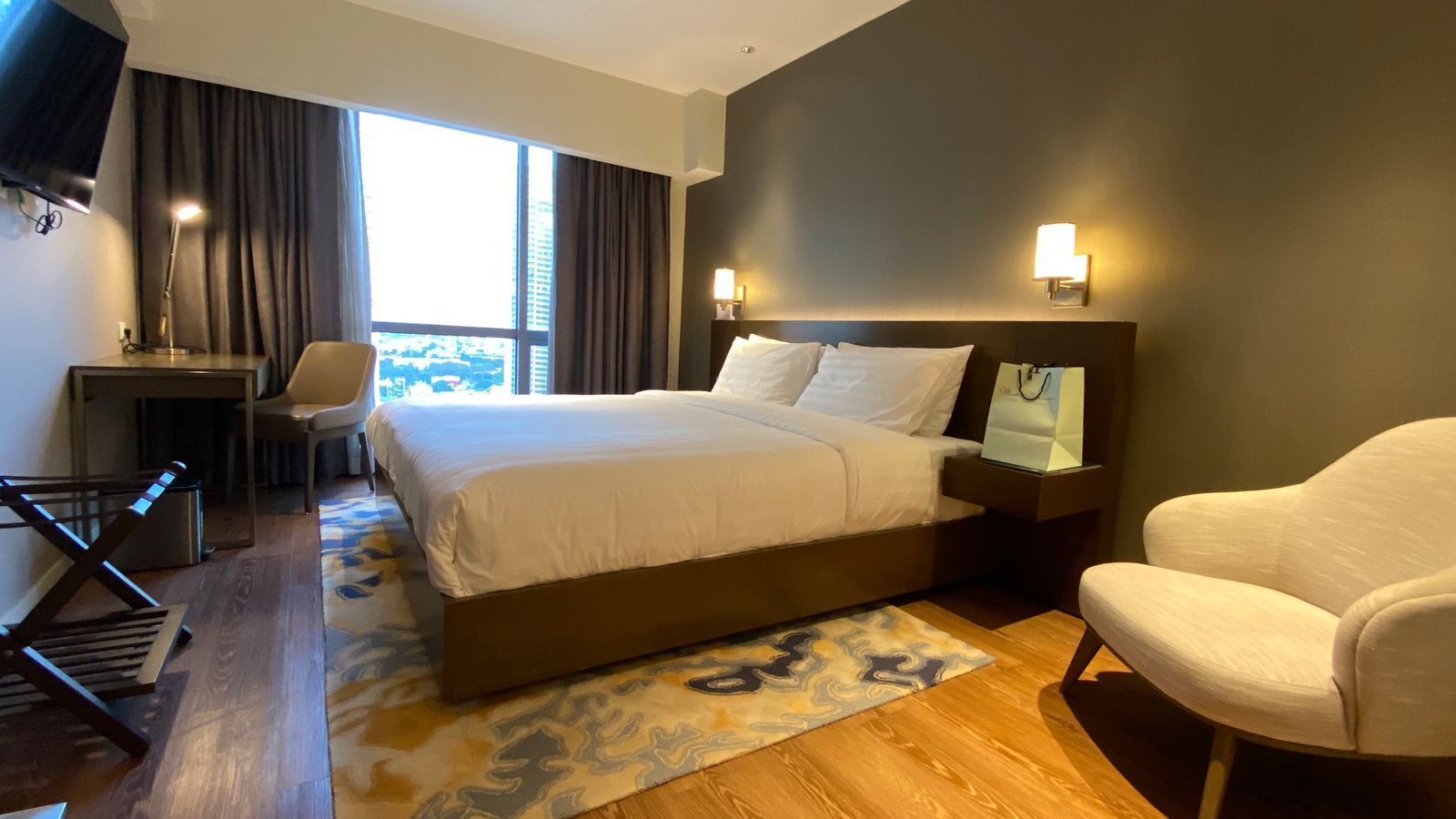 Welcome To Amira Luxury Suites. A Cozy Hotel In The Heart Of The City. - Makati