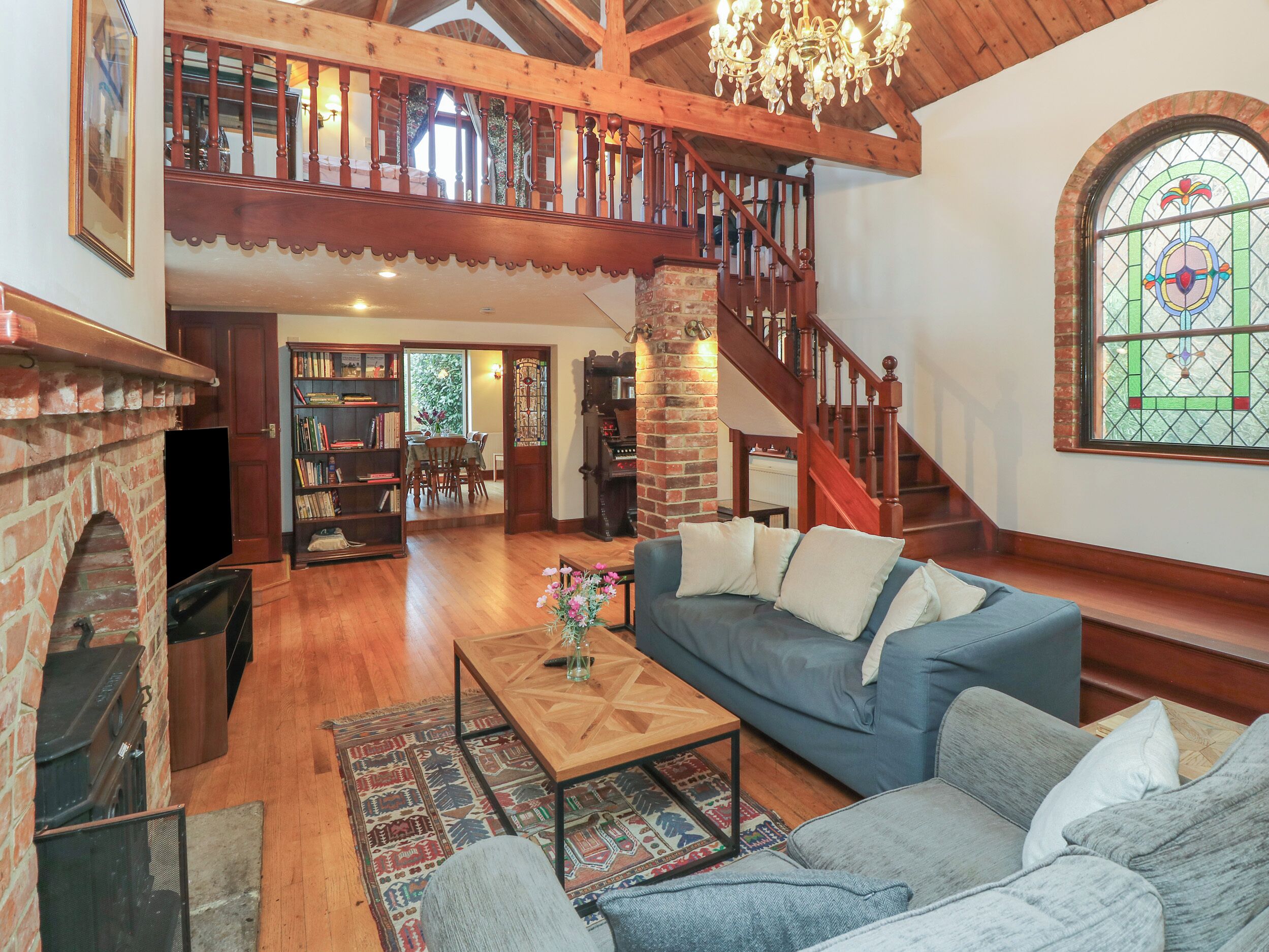 The Chapel, Pet Friendly, With Open Fire In Northwood, Isle Of Wight - Beaulieu