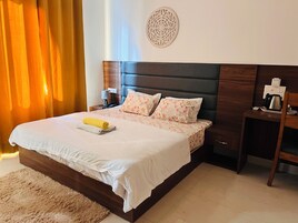 Quarto Duplo Standard | Secretária, secretária adequada para computadores portáteis 