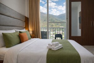 Quarto casal luxo, sacada, vista para a montanha | Vista para a montanha