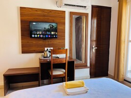 Quarto Duplo Superior, vista para a montanha | Secretária, secretária adequada para computadores portáteis 