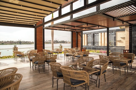 Restaurante. Nile Club Maadi Hotel