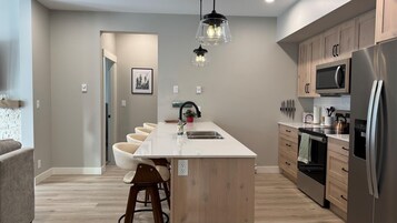 Casa geminada, 2 quartos | Cozinha privada | Geladeira, fogão, torradeira