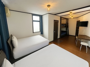 Quarto Twin Familiar, Vista para a cidade | 1 quarto, edredões de penas, Wi-fi grátis, roupa de cama fornecida
