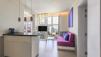 Suite, 1 cama king-size, Vista para a cidade | Roupa de alta qualidade, edredões de penas, minibar, cofre no quarto