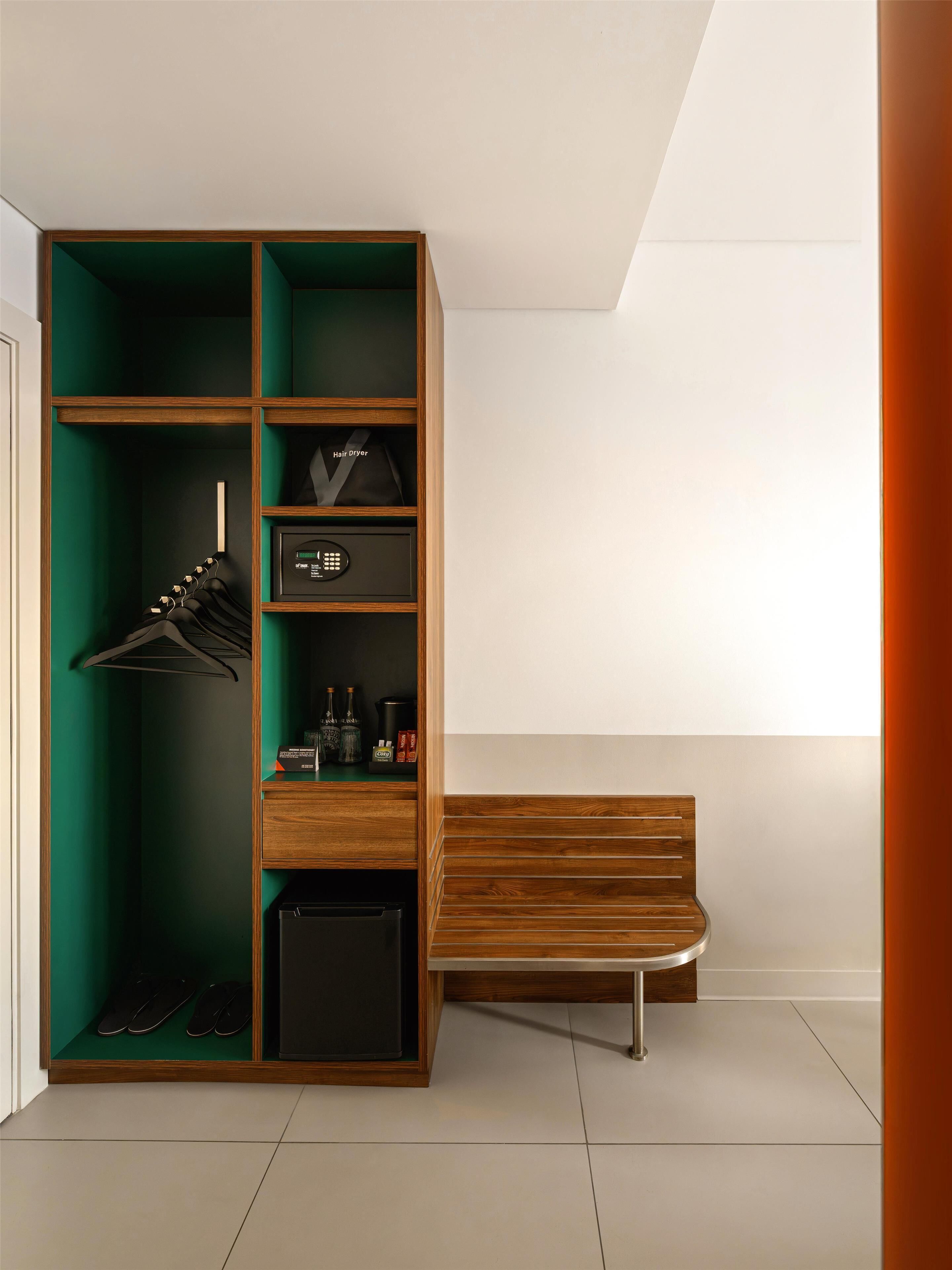 Roupa de alta qualidade, edredões de penas, minibar, cofre no quarto 