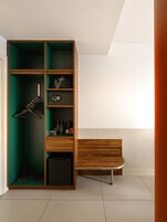 Roupa de alta qualidade, edredões de penas, minibar, cofre no quarto