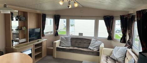 Chalé | Área de estar | TV, lareira