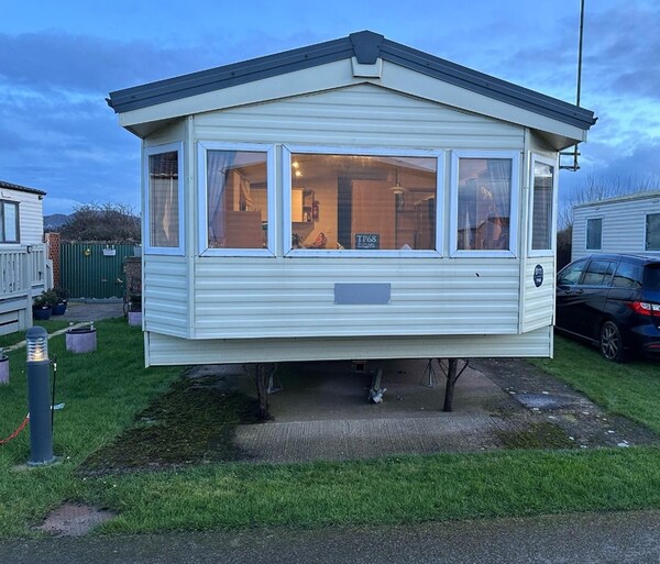 3 Bedroom Caravan - Sleeps 6, Pool & Garden - North Wales