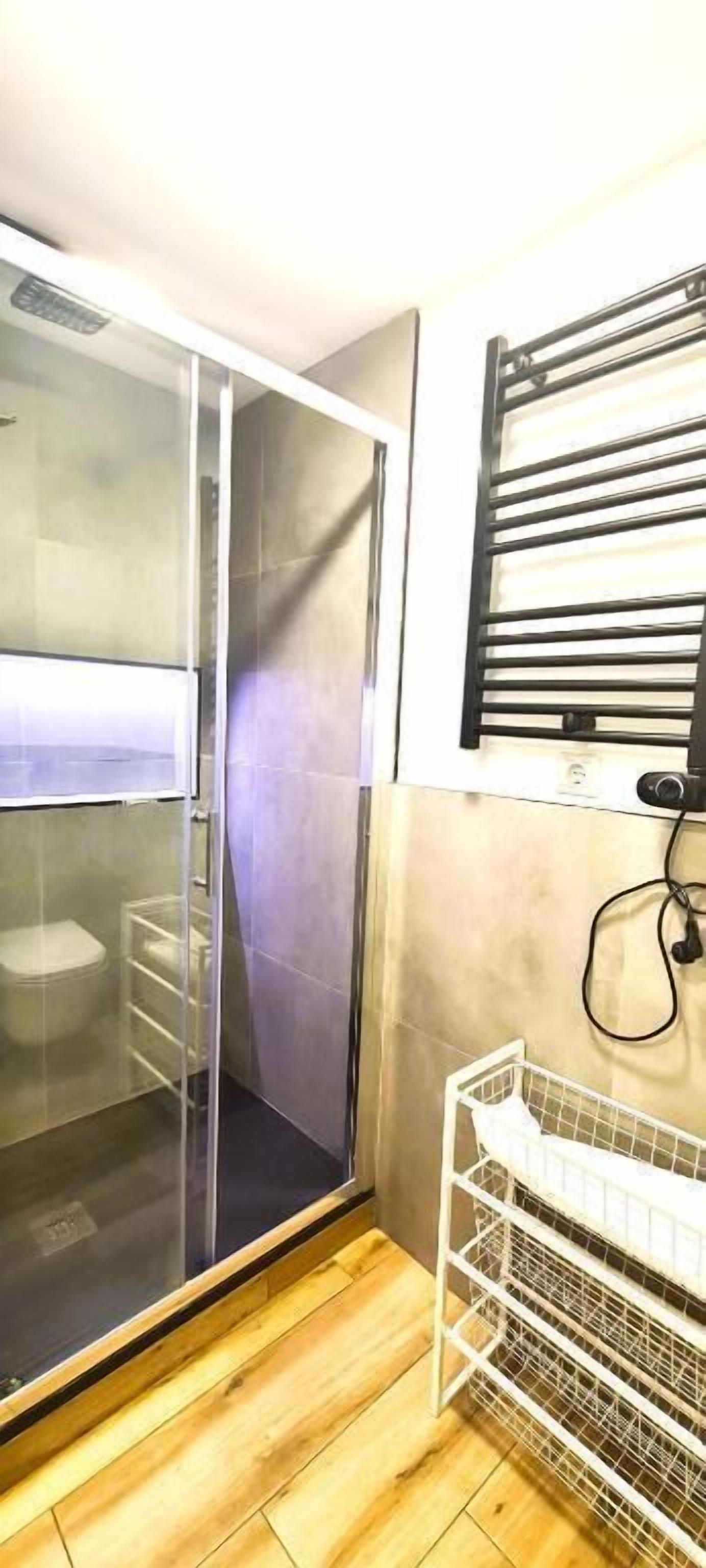Apartamento Superior, 1 quarto | Casa de banho | Chinelos 