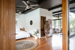 Suite-Estúdio Deluxe, varanda, vista para a montanha | Cofre no quarto, secretária adequada para computadores portáteis