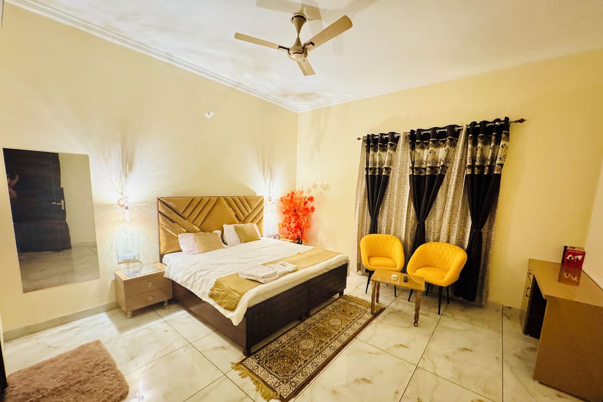 Quarto Duplo Superior, varanda | Cofre no quarto, secretária