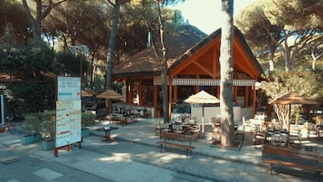 Trailer, 2 quartos, terraço | Opções para refeição ao ar livre