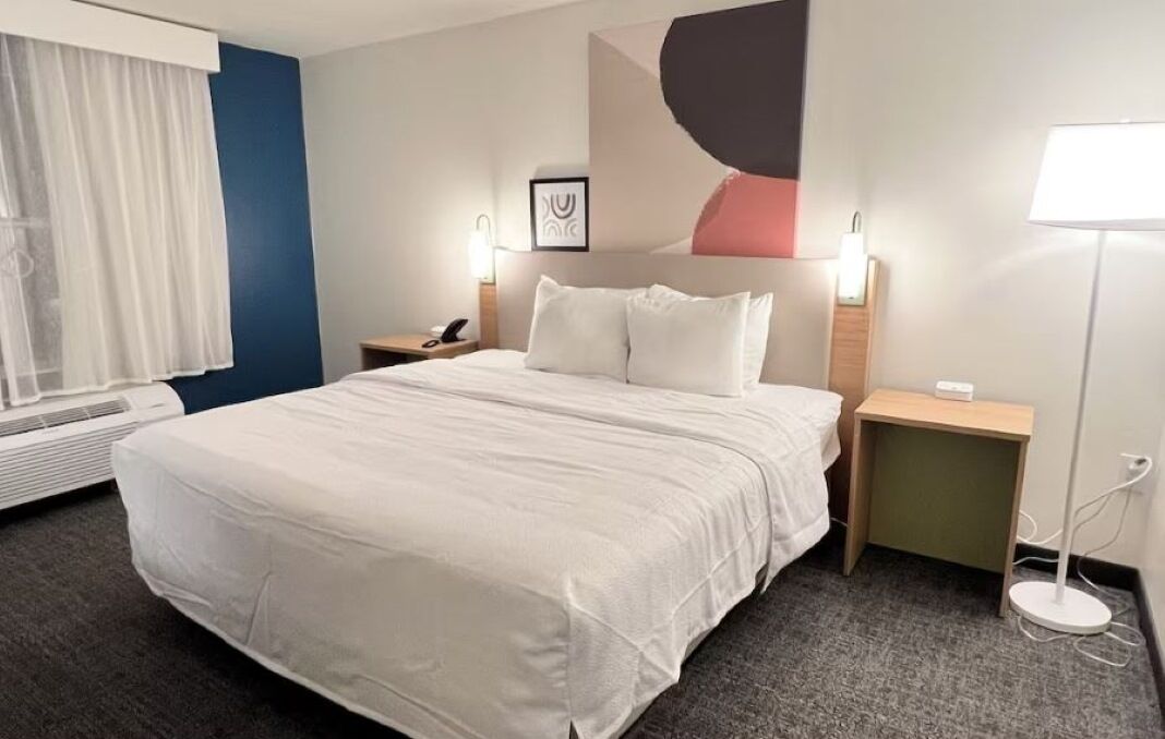Ideal Hotel Room Near Universal Studios W/ Shuttle, Breakfast & Pet-friendly - Orlando, FL