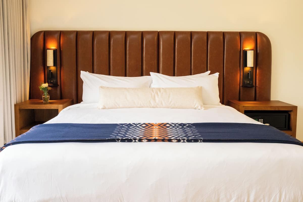 Quarto, 1 cama king-size, adaptado para pessoas com dificuldades de mobilidade (Lodge) | Cofre no quarto, ferro/tábua de engomar, Wi-fi grátis