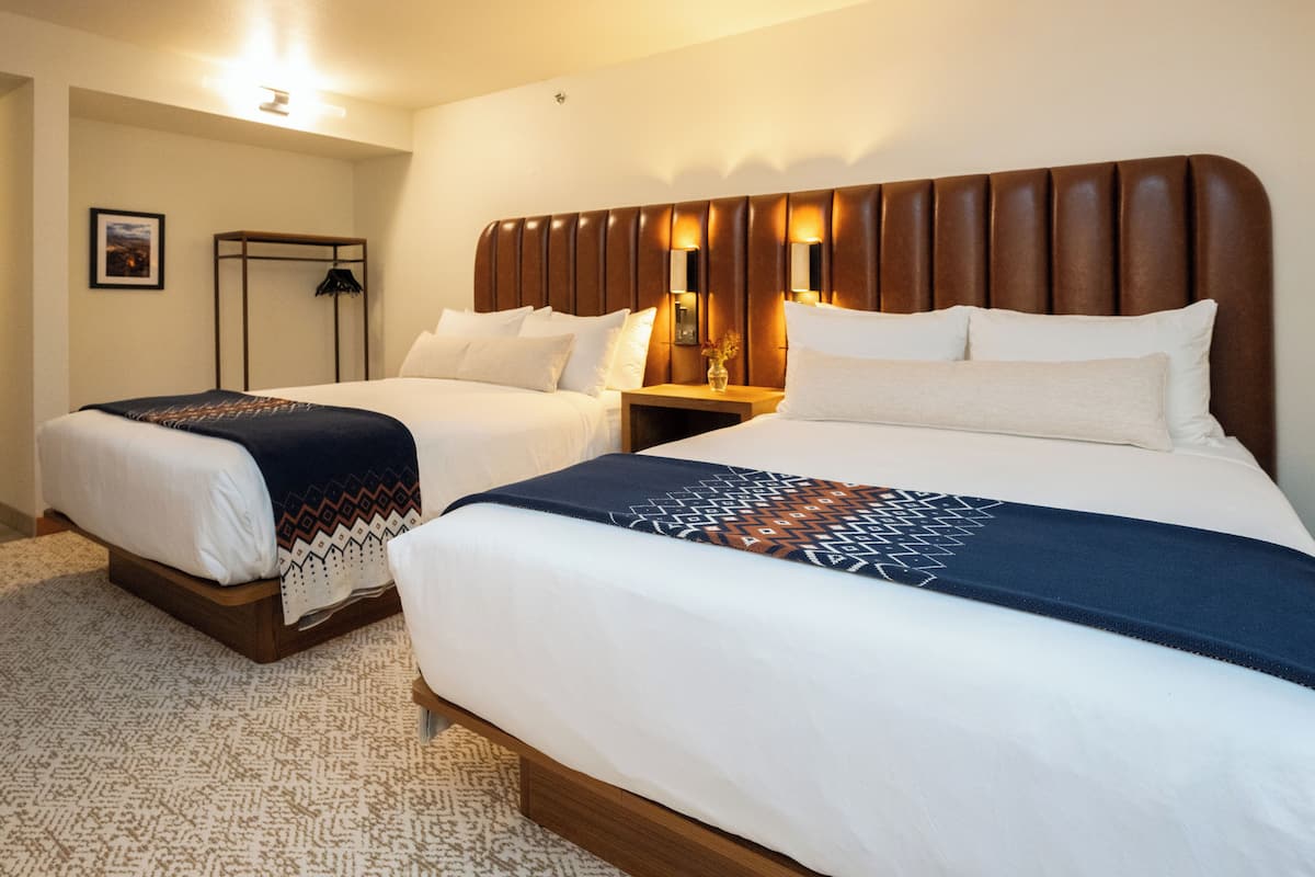 Quarto Duplo, 2 camas queen-size (Creekside) | Cofre no quarto, ferro/tábua de engomar, Wi-fi grátis