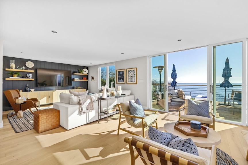 Experience The Pinnacle Of Coastal Living At Harbour House - 半月灣