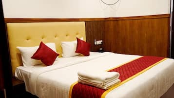 Quarto Duplo Premium, vista para a colina | Lençóis de algodão egípcio, roupa de alta qualidade, secretária