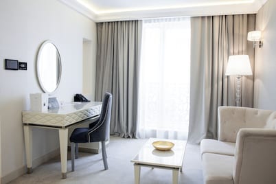 Tresor Le Palais Timisoara, Curio Collection By Hilton