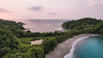 Perto da praia, toalhas de praia
