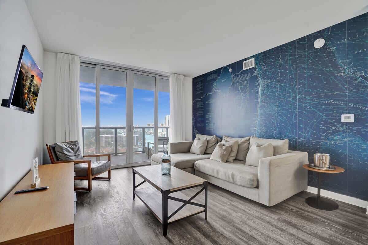 Lovely 1-bedroom Condo Steps Away From Ocean 2208 - Hallandale Beach